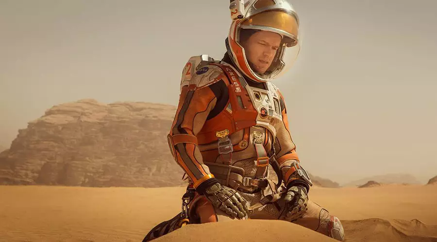 The Martian The EVA uwe eji na Martian bụ n'ezie dị iche na nke ndị astronauts na -eyi na ọdịda ọnwa. Ka o sina dị, e mere ya n'ezie - onye ntụzi ahụ kpọtụrụ ndị ọkachamara sitere na NASA. Okpu agha ahụ na -enye echiche dị mma, ebe akwa na -echebe onye na -enyocha mbara igwe pụọ n'ọnọdụ ọjọọ Martian. Ọ dị mma, na tiori, ọ bụ otu a ka ọ dị!