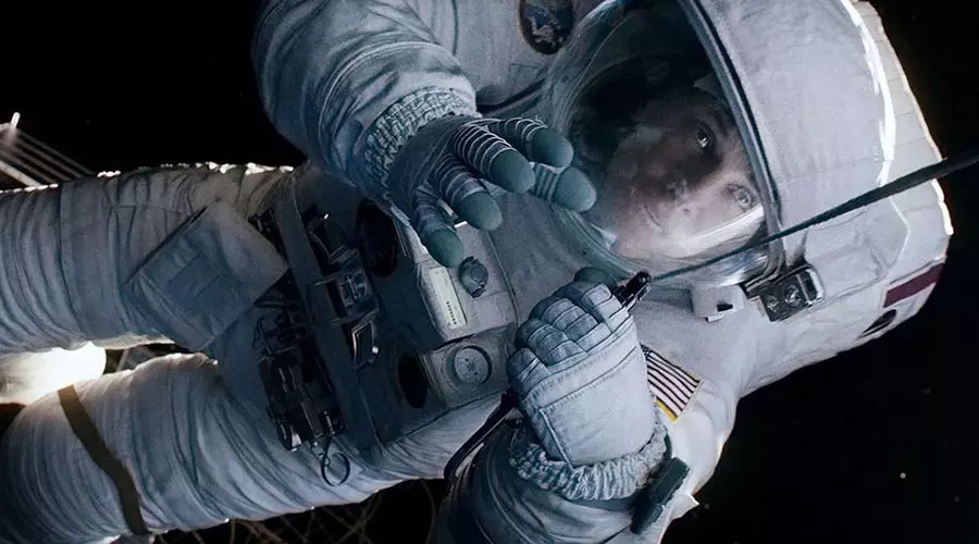 Gravitatsioon Võib -olla näidatakse filmis "Gravity" kõige realistlikumaid kosmoseülikondi. Mingil hetkel kannab Ryan Stone'i tegelane isegi päris kosmoseülikonda.