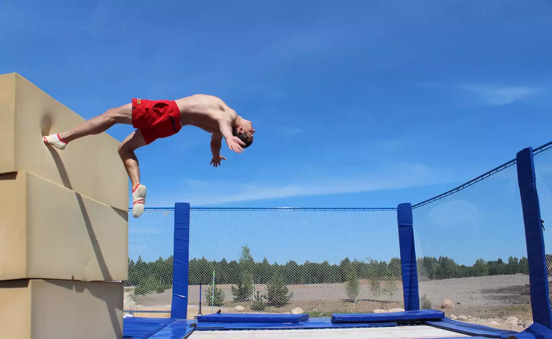 Trampoline Mini trampolines o loʻo avanoa i le tele o faletaalo, lagona saoloto e faʻaaoga e tusa lava pe leai se faiaoga. O le oso i luga o le upega tafaʻilagi e sili ona lelei mo le faʻamamaina, ona o gaioiga ma le maualalo o le tino o le aʻafia o musele e faʻaosofia ai le faʻaosofia o le lymphatic system. E le tau faʻanatinati ma leai se mea e te tulaʻi ai e fai ma sui o le atunuʻu i taʻaloga o le Olimipeka, ae maise ua maeʻa. 20 minute tolu taimi i le vaiaso, e le toe manaʻomia.