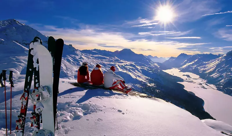 Sportprestaasjes De oerweldigjende mearderheid fan minsken brûkt it begjin fan 'e winter as in juridysk "ekskús" om in lidmaatskip nei in fitnessclub nei de hel te goaien. It is kâld, en yndied - nei it Nijjier sil ik direkt begjinne. Sa'n akte kin wurde karakterisearre as de domste: yn plak fan it fabryk te brûken fan foardielige hormonen, wêrfan it lichem nei de gym feroaret, meitsje wy it yn in begraafplak, wêrfan allinich in treurich en wurch spoek kin wurde ferwachte. Folgje de lieding fan jo loaiens net - gean better nei de gym. It sil leuker wurde.