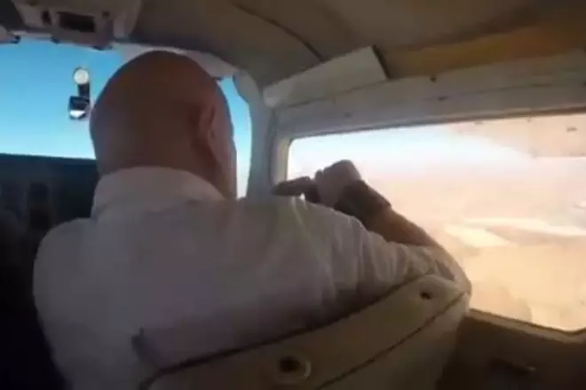 El piloto quería tomar una foto desde la ventana del avión y accidentalmente tomó un milagro real