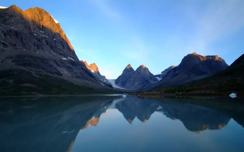 Northeastern Greenland National Park Zòn: 972,000 km² Rezèv sa a kouvri tout pati nòdès Greenland e se pi gwo pak nasyonal nan mond lan. Pa zòn li yo, li se plis pase 163 peyi nan mond lan (endividyèlman). Li se lakay yo nan lous polè, mors, rena aktik, chwèt lanèj, bèf musk ak anpil lòt espès yo. Greenland National Park se tou nò pak nasyonal la nan mond lan.