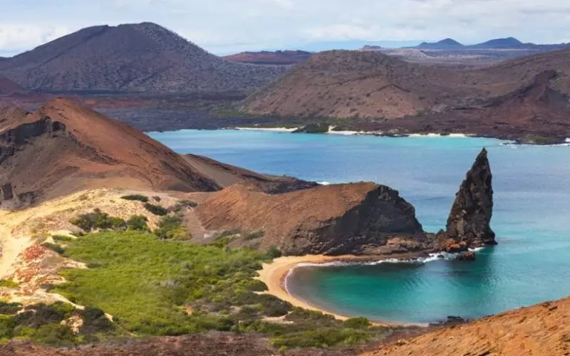 Galapagos Marine Sanctuary Cheeb Tsam: 133,000 km² Galapagos Sanctuary yog thaj av loj tshaj plaws hauv ntiaj teb kev tsim kho. Thaj chaw no muaj ntau lub neej nyob hauv hiav txwv, suav nrog cov ntses ntses, ntses hiav txwv, cov vaub kib thiab cov duab ci. Nws nyob ntawm no uas Charles Darwin tau ua nws txoj kev tshawb fawb, uas yog lub hauv paus rau kev tsim nws txoj kev xav hloov pauv ntawm keeb kwm ntawm hom tsiaj.