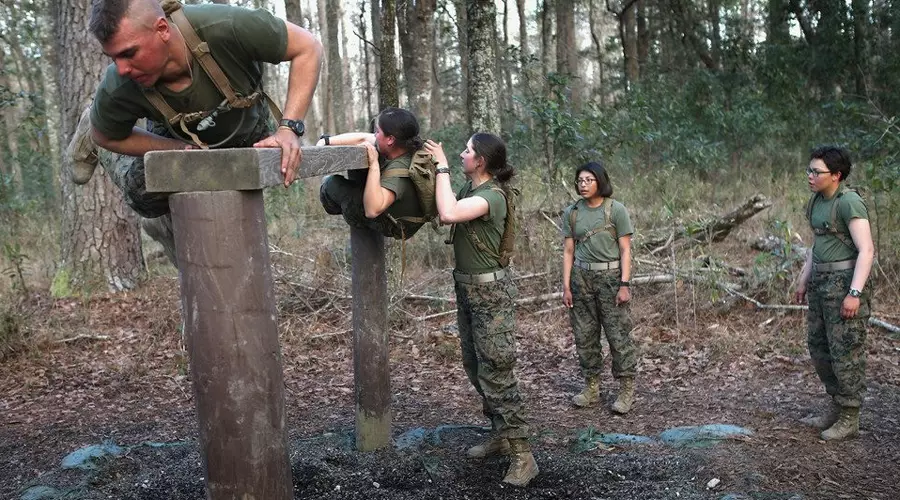 Krachttraining De krachttraining van een special forces-soldaat duurt vier dagen per week. Elk van de belangrijkste spiergroepen wordt afzonderlijk ontwikkeld, aangevuld met buikspieroefeningen.