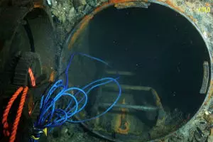 Divers opened the hatch and entered the sunken submarine L-24: video