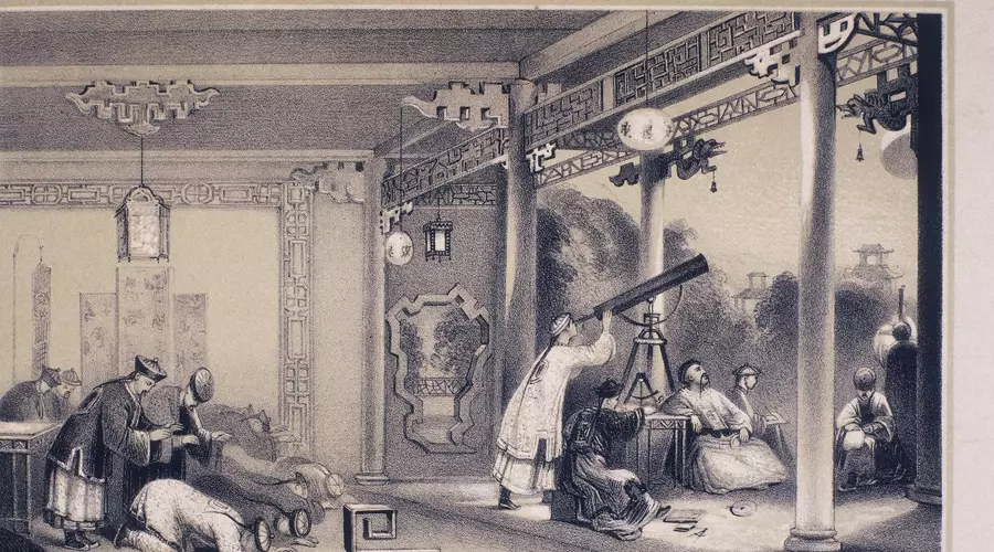 De Genie vum Janssen Am Joer 1868 huet den Astronom P.Ya. De Janssen huet de Sonnendäischtert an Indien gejot. Mat him huet hien d'Ausrüstung fir d'Spektrographie geholl an, schonn op der Plaz, et fäerdeg bruecht d'Liicht aus der Corona a getrennte Wellelängten ze briechen. Baséierend op der Wellelängt huet de Janssen d'chemesch Zesummesetzung vun den Elementer erausfonnt, déi de Sonnekär bilden.