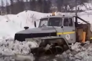 Ural 6x6: the all-terrain vehicle makes its way through the impassable Siberian winter road. Video