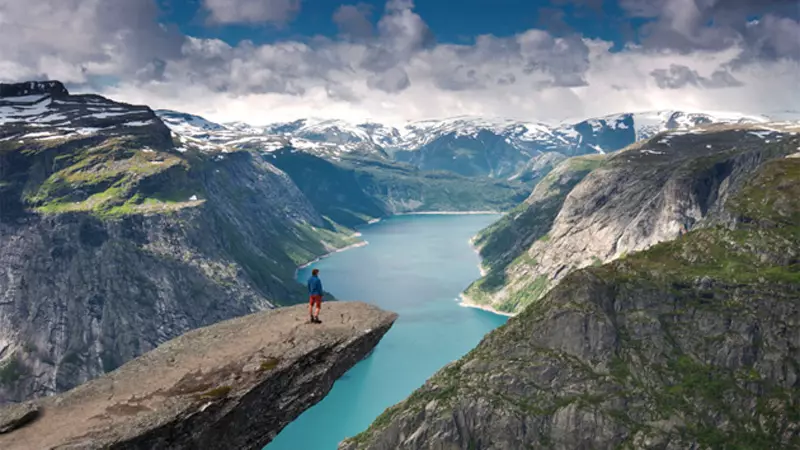 Norvēģija, Ringedalsvannet ezers Piemiņas foto Kas var būt vienkāršāks un drošāks par objekta vai ainavas iemūžināšanu fotoattēlā? Patiesībā tā ir, bet ne tad, ja šī bilde ir uzņemta uz Trolltongue klints. Pirmkārt, jums jānokļūst vietā, ejot pa 12 kilometru maršrutu. Nu, tad, nedaudz atvilkusi elpu, savāc drosmi un kāp uz klints, lidinot 800 metru augstumā virs ezera, un iegūst momentuzņēmumu no viena no satriecošākajiem un, protams, galvu reibinošākajiem skatiem uz planētas.