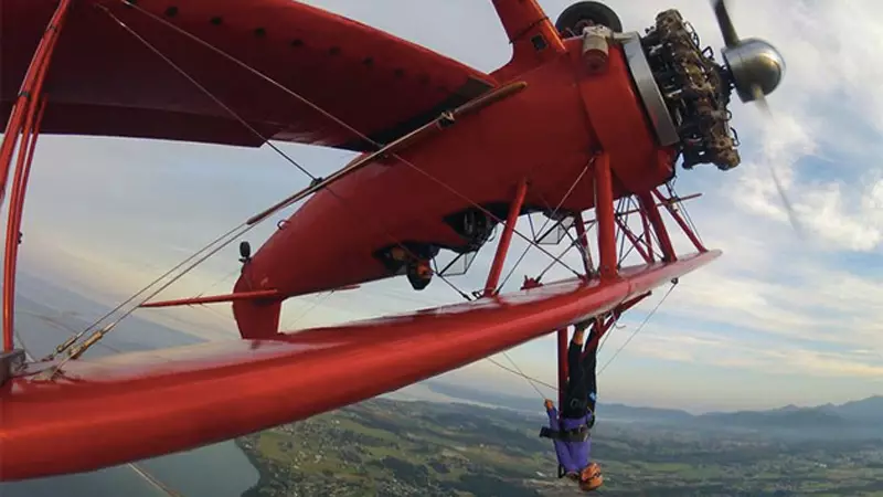 Sequim, USA Walking with the Breeze Du kan få en fågelperspektiv av det omgivande området Washington State. Detta skiljer sig från andra luftäventyr genom att du inte kommer att flyga i en bekväm cockpit, utan på vingen. Naturligtvis, innan dess kommer du att instrueras och berättas om säkerhetsregler överbord. Men hur mycket kommer det att hjälpa dina nerver när du flyger med en hastighet av 250 km / h fastspänd till vingen på ett flygplan.