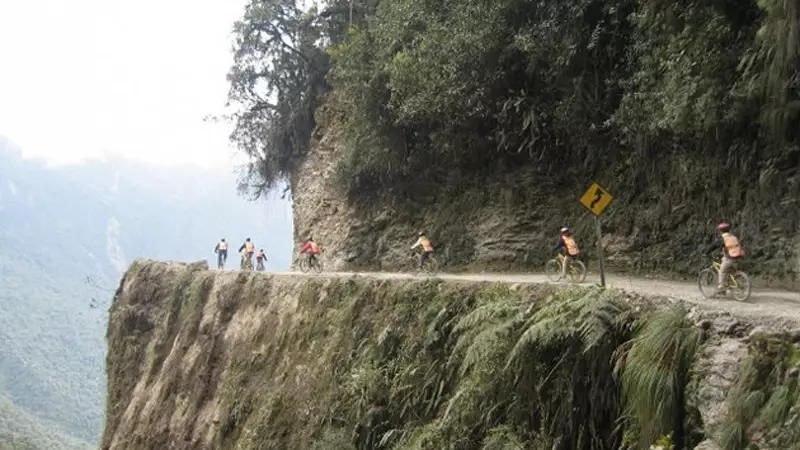 La Paz, Bolivie Cycling Tour Avant d'entreprendre ce voyage à vélo, faites-vous une volonté : le parcours est très sinueux, extrêmement étroit et glissant par endroits. Une section d'une longueur d'environ 60 à 70 kilomètres relie La Paz et Coroico. On ne peut pas parler d'asphalte, enfin, peut-être les 20 premiers kilomètres, et ensuite seulement du gravier, des cailloux et de l'argile. L'itinéraire commence à une altitude de 4600 mètres et se termine à 1200 m. Ainsi, pendant le voyage, vous pourrez voir les majestueuses Andes et la forêt tropicale, si, bien sûr, vous osez chercher ailleurs que sur la route.