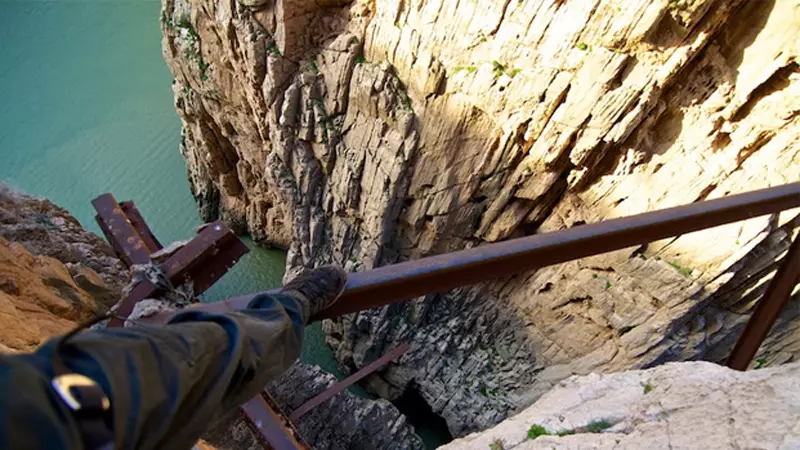 El Chorro Gorge, Spanien Vandringsled Vägen byggdes - ja, hur den byggdes, med järnvägsspår hamrade i berget och plankor kastades över den - i början av 1800 -talet för arbetare som byggde en damm. Vägens bredd är bara 1 meter, medan på många ställen en del av vägen helt enkelt är frånvarande, så passagen längs vägen är officiellt förbjuden. Själva leden leder inte till någon oförglömlig plats, som bara erbjuder barnsligt adrenalin och möjlighet att titta på de omgivande panoramaerna från en höjd av mer än 100 meter över floden.