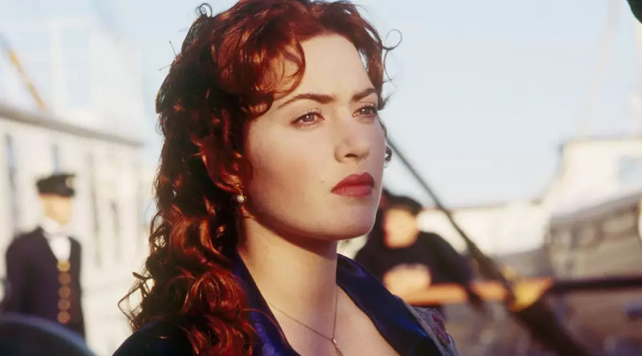 Kate Winslet Fuq is-sett ta 'Titanic, Kate kważi għerqet. L-isparar taħt l-ilma ġeneralment huwa negozju perikoluż u l-attriċi aċċidentalment qabdet il-ħwejjeġ tagħha fuq dettall intern. Winslet qatta 'żewġ minuti taħt l-ilma sakemm l-istuntmen qabdu lilhom infushom.