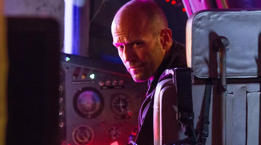 Jason Statham Statham huwa eżattament frisk daqs kemm jidher fil-films. Pereżempju, fuq is-sett tat-tielet parti ta '"The Expendables", ma setax ilaħħaq ma' trakk tqil u tar miegħu fl-ilma mill-passaġġ. Fil-qasma tat-tieni, Jason ħa l-bearings tiegħu fis-sitwazzjoni, qabeż mit-trakk fuq il-fly, u saħansitra imbiegħed minnu biex ma jinħakimx.