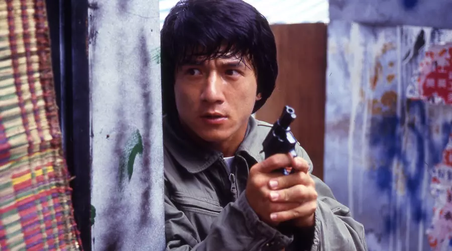 Jackie Chan Stary Jackie mógł już setki razy pożegnać się ze swoim życiem. Od samego początku kariery filmowej aktor sam wykonywał akrobacje - nie było pieniędzy na kaskaderów, a potem po prostu się zaangażował. Urazy odniesione na boisku przez sprytnych Chińczyków są po prostu niezliczone. Jeden z najpoważniejszych, jakie spotkał na planie „Police Story”: ześlizgując się na ziemię na metalowym słupku, Chan zwichnął miednicę i prawie złamał kręgosłup.