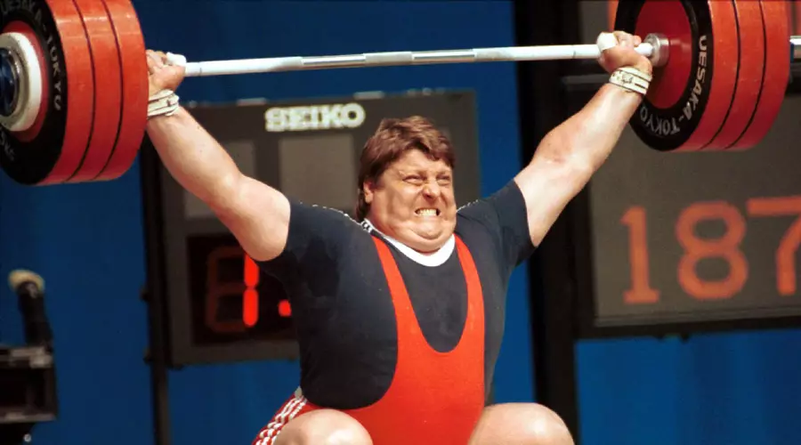 Weightlifting Leonid Taranenko tsis yog qhov tsis muaj txiaj ntsig suav tias yog lus dab neeg tiag tiag ntawm kev hnyav. Txawm tias muaj tseeb tias rov qab rau xyoo 1983, tus neeg ncaws pob yuam kev cog lus staphylococcus, nws tswj tau rov qab mus rau lub platform thiab txawm ua txhaum nws tus kheej cov ntaub ntawv. Ntawm lub khob hnyav hauv Canberra, Taranenko thawb 266 kg. Lub siab tsis nkag siab!