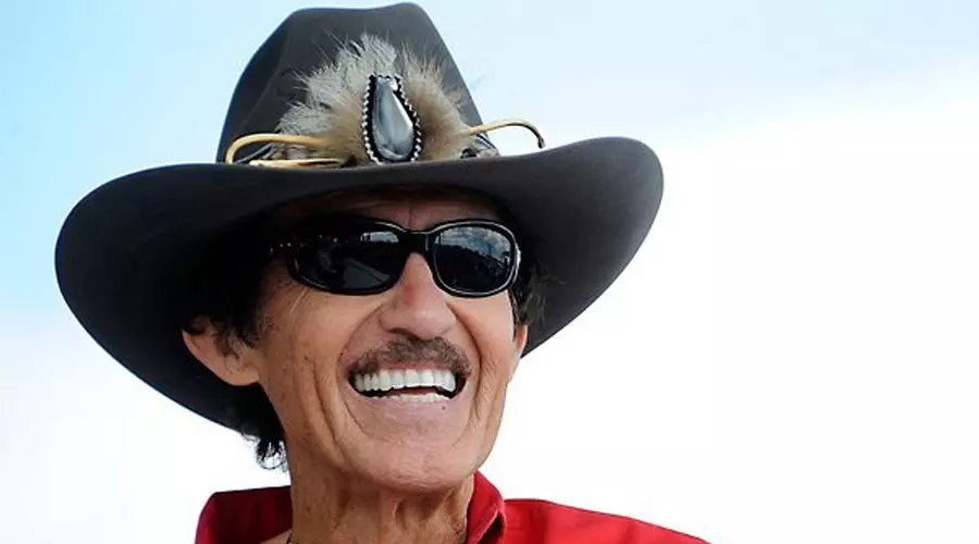 NASCAR Mbio hizi sio maarufu hapa, lakini kwa Wamarekani NASCAR ni moja ya hafla muhimu zaidi ya mwaka. Kwa sasa, hata waendeshaji bora wanajitahidi kupata ushindi 10 kwa msimu, hata hawajakaribia rekodi ya Richard Petty, ambaye kwa kimiujiza aliweza kupata ushindi kama 27.