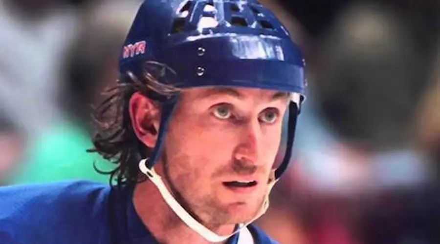 O hóckey Wayne Gretzky converteuse nun dos atletas máis famosos do século XX. Na Liga Nacional de Hóckey, este rapaz marcou 61 marcas e obtivo 215 puntos na tempada 1985-86.