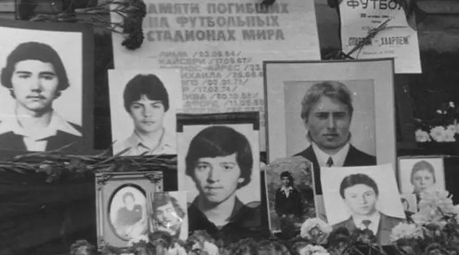 Ferpletterje by de wedstryd De wedstriid tusken Moskou Spartak en Nederlânske Haarlem sammele enoarme skare fans op it Luzhniki Stadion. Noch, foar 1982 wie it in grut barren. Oan 'e ein fan' e earste helte lei "Spartak" foar mei in skoare fan 1: 0 en de fans, dy't gjin spesjale ferrassingen ferwachte, berikten it ienige iepen doelpunt. En doe makke de fuotballer fan it team fan Moskou noch in doelpunt - de fans besochten werom te gean nei de tribunes, in ferrassing begon. Yn 'e betizing stoaren 70 minsken. "Jûns Moskou" fermindere beskieden it oantal deaden nei "ferskate slachtoffers", mar de wierheid waard folle letter iepenbiere.