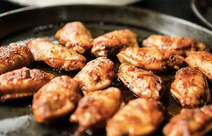 Reno Plazir Tendo roubado a casa e cansado, Reno decidiu comer. Na geladeira, o cara encontrou asas de frango e vários litros de cerveja. Após a refeição, o ladrão decidiu dormir um pouco. Então, cheirando pacificamente o travesseiro, ele foi encontrado pela polícia e pelo proprietário.