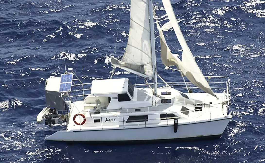 Kaz II Wannan catamaran mai tsawon mita 12, wanda aka yi amfani da shi azaman jirgin ruwan kamun kifi, ya ɓace a cikin 2007 a bakin gabar arewa maso gabas na Australia. Koyaya, ba a haɗa jirgin ruwan a cikin jerin jiragen da suka ɓace na dogon lokaci ba. Mako guda bayan haka, an sami "Kaz II" kusa da Babban Barrier Reef. Injin catamaran yana ci gaba da aiki; haka ma, a cikin ɗakin ɗakin, masu aikin ceto sun sami teburin da aka saita - amma babu ɗayan ma'aikatan jirgin guda uku. Dangane da tabbacin masu ceton, dole ne su bar catamaran akan manyan tekuna, saboda a cikin jirgin duk sun ji wani tashin hankali wanda ba a bayyana ba.