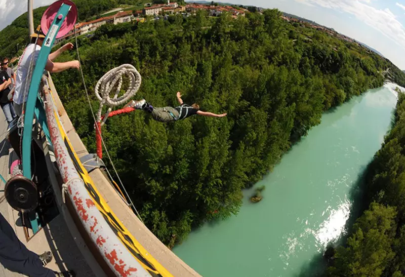 ISolkan Bridge, iSlovenia Platform ukuphakama: i-55 yeemitha Ibhulorho yeArch ngaphesheya koMlambo iSoča, ekwintshona yeSlovenia, yeyesibini ibhulorho yamatye amakhulu emhlabeni. Abo bathatha isigqibo sokutsiba kuyo kulo lonke uzuko lwabo banokububona bonke ubutyebi bendalo yasendle yaseSlovenia.