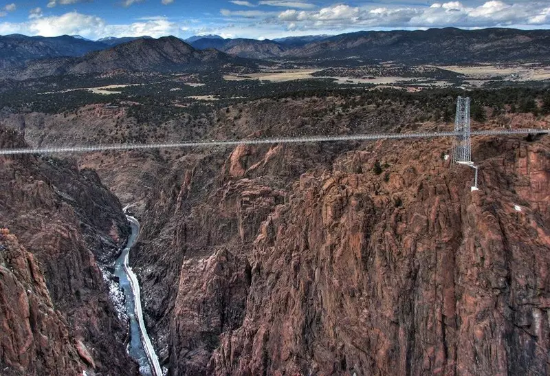 I-Royal Gorge Bridge, e-USA Ukuphakama kweqonga: I-321 yeemitha kude kube ngo-2003, le bhulorho ibithathwa njengeyona ibhulorho inde yokumisa emhlabeni, kwaye uninzi lwaluthandabuza ukuyinyathela, kungasathethwa ke ngokutsiba. Umlambo iColorado uqukuqela uphantsi kwebhulorho; ii-daredevils kuya kufuneka ziyithande imizuzwana emi-6.