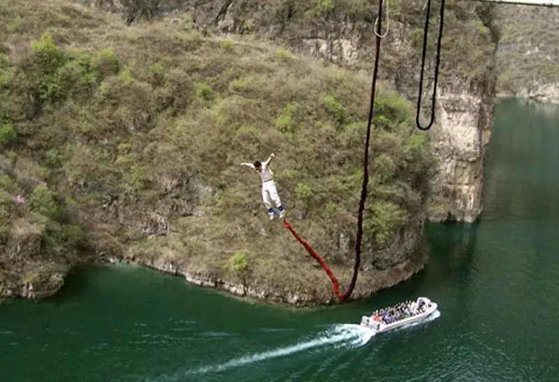 Longqing Gorge, Tsayin Dandalin China: Mita 58 Dandalin yana kewaye da tsaunuka masu kauri daga kowane bangare. An shigar da dandamali sama da Kogin Gucheng, saboda haka, kai tsaye yayin tsalle, babban panorama da ke cikin ido zai zama ruwan tafkin da ke kusanto ku cikin sauri.