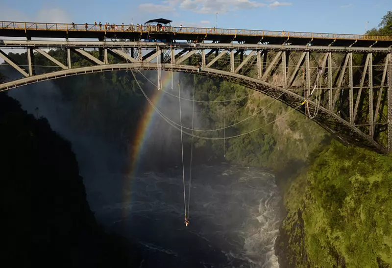 I-Victoria Falls Bridge, iZambia ukuphakama kweqonga: iimitha ezili-128 Ukusuka kwibhulorho esecaleni kweVictoria Falls, awukwazi ukubona enye yezona zinto zibalulekileyo eMzantsi Afrika, kodwa wenze nokutsiba. Ukuwa simahla, okuthatha malunga nemizuzwana emithathu, kukhatshwa kukugquma kwamanzi kuwa ukusuka kwiimitha ezili-120.