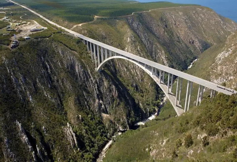 IBloukrans Bridge, South Africa Ukuphakama kweqonga: 216 yeemitha Kuluhlu lweebhulorho ezinde emhlabeni, iBloukrans ithatha indawo ebekekileyo engama-36. Kwakukule bhulorho apho ukutsiba okokuqala e-bungee e-Afrika kwenziwa. Ukusuka apha ungabona amahlathi ashinyeneyo nomwonyo.