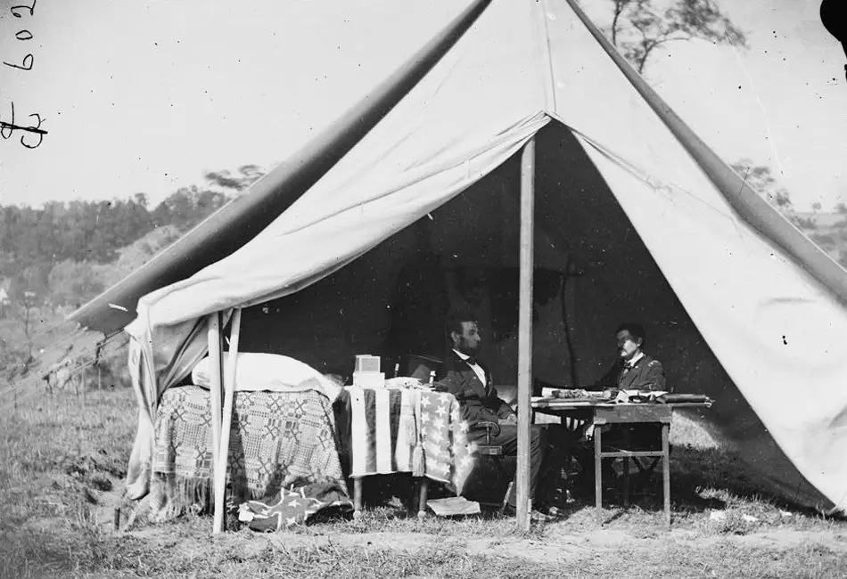 Orígens. La clàssica tenda de l'exèrcit és una estructura massiva que ha acompanyat tots els conflictes, exercicis i sortides militars dels darrers dos segles. Un enorme tros de lona i un marc fet amb bigues de fusta van ser transportats a escamots sencers i van passar diverses hores a la instal·lació. Els soldats vivien en tendes de campanya de l'exèrcit, van instal·lar hospitals i casernes mòbils. De forma reduïda, la tenda de l'exèrcit va ser adoptada pels turistes, tot i així restant una estructura massiva i voluminosa.