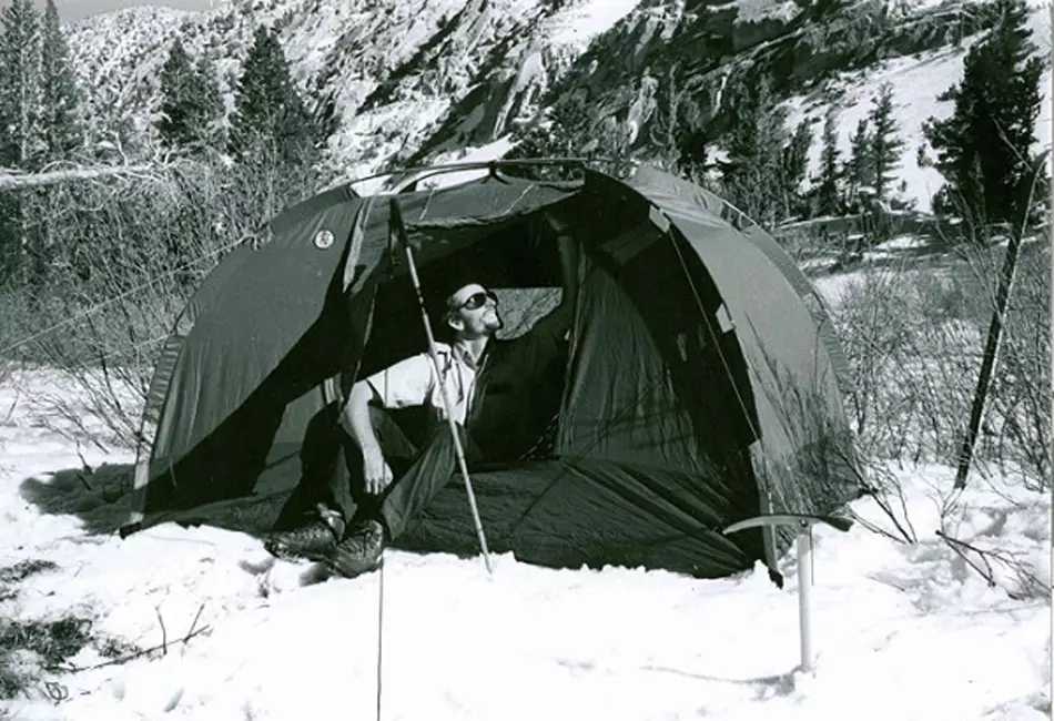 De kupolformade tälten har sitt nuvarande utseende tack vare A-16 Dome Tent, som släpptes av Adventure-16 1971. Det var två lager, ramen var gjord av staplade aluminiumbågar och huvudmaterialet var nylon med en vattenavvisande impregnering. Tältet var lätt även med modern standard - bara 2,5 kilo.