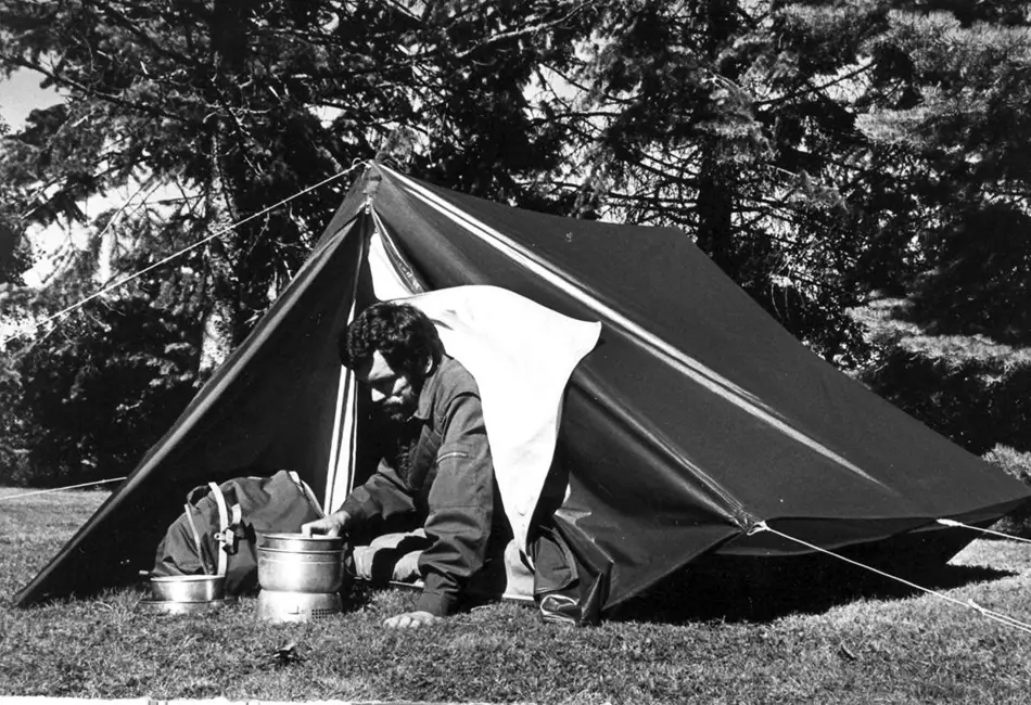 Silikoni on matkustajan ystävä. Vuonna 1971 ammattimainen ruotsalainen metsänhoitaja Bo Hilleberg perusti pienen telttayrityksen Hilleberg AD: n, joka debytoi vuonna 1973 Hilleberg Keb -teltan kanssa. Se oli ensimmäinen kaksikerroksinen teltta, joka on suunniteltu Euroopassa. Keb oli klassinen päätyrakenne, jossa oli sisäteltta, joka asennettiin samanaikaisesti ulkoteltan kanssa. Vuonna 1975 belgialaiset toimittajat pyysivät Bo Hillebergiä tekemään kenttänäytteitä silikonipäällysteisestä kankaasta. Testitulokset ylittivät kaikki odotukset - silikonilla käsitellystä materiaalista tuli vähintään 4 kertaa vahvempi menettämättä vedeneristystä ja lähes lisäämättä painoa. Salaisuus oli, että toisin kuin polyuretaani, joka jäi kankaan pinnalle, silikoni tunkeutui materiaalin rakenteeseen ja peitti sen kuidut tasaisesti. Vuodesta 1975 lähtien kaikki Hilleberg AD -teltat on valmistettu silikonipinnoitetusta nailonmateriaalista Kerlonista, ja Hilleberg Keb on nimetty yhdeksi Outsiden ”100 laitteesta, jotka muuttivat ulkomaailmaa”.