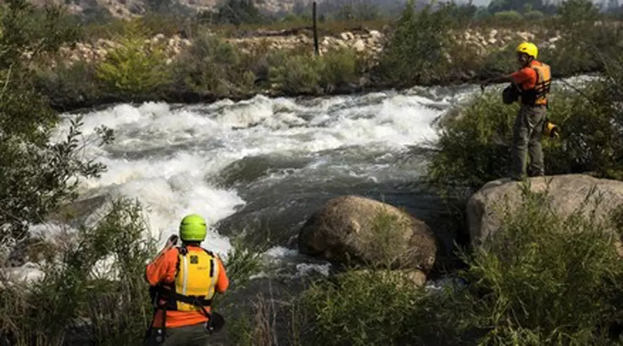 Rio Kern O rio Califórnia atrai muitos entusiastas que fazem cócegas nos nervos. Muitos permanecem no fundo deste reservatório traiçoeiro. Em 2014, um grupo de 9 meninos, acompanhados por três adultos, se afogou aqui, em 2017 o rio levou oito.