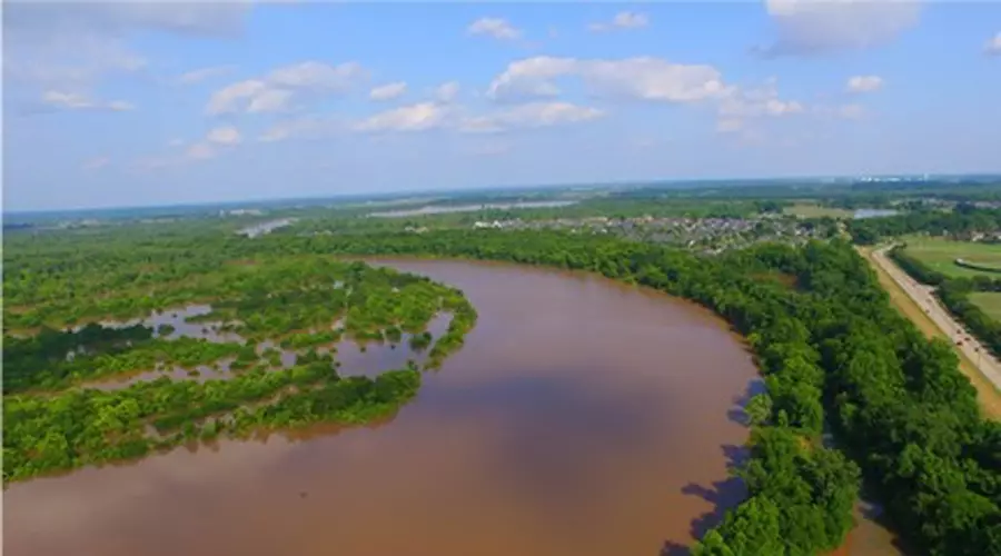 Rio Vermelho O rio atravessa vários estados do sul da América. As correntes aqui são perigosas e muito imprevisíveis. Uma pessoa que ousa mergulhar nas águas do Rio Vermelho deve estar pronta para enfrentar um redemoinho repentino: um redemoinho assim pode ser puxado até o fundo em uma fração de segundo.