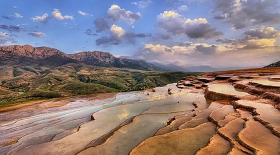 Badab-e Surt Iran O lanu moli o le travertine formations e mafua ona o le maualuga o le uʻamea o le uʻamea oxide. Faʻafetai i le lua minerale vevela vaipuna o loʻo tu ai iina, lenei nofoaga e tele ofoofogia vailaʻau meatotino.