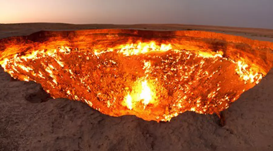 Faitotoa i Seoli Turkmenistan O le Darvaz Gas Crater, ua lauiloa foi o le Door to Hell poʻo le Gates of Hell, o se faʻanoanoaga na fausia i le 1971 ina ua maeʻa le pā o le methane. Toeititi atoa le fasefulu tausaga o mu le kesi.