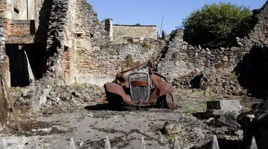 Oradour-sur-Glen France Un village situé en France a été complètement détruit en 1944. Les villageois, y compris les femmes et les jeunes enfants, ont été tués par les nazis. Depuis, Oradour est resté le même qu'il y a 50 ans. Un village figé dans le temps.