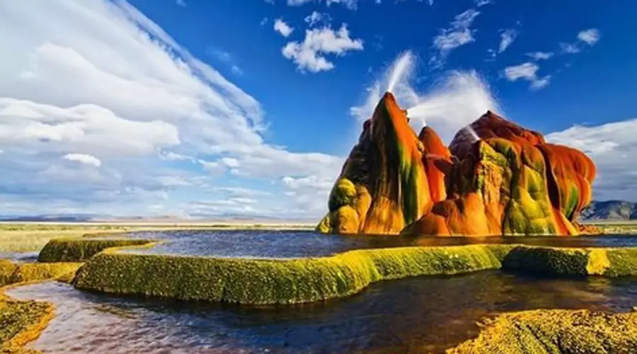 Fly Geyser Nevada Biragoye kubyizera, ariko Fly Geyser nigikorwa cyamaboko yabantu. Mbere yo guhinduka oasisi kavamahanga, hano hari iriba gusa. Amazi afite amabuye y'agaciro menshi yuzuza agace kegeranye, imisozi nyayo yarakozwe.