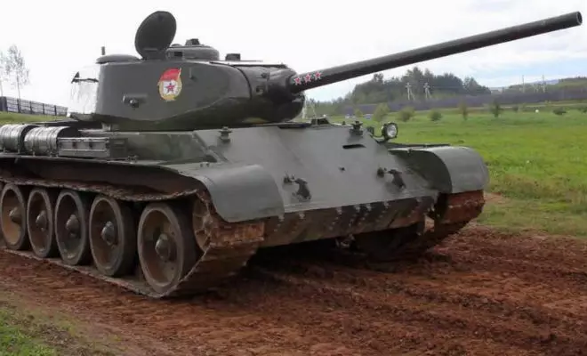 De T-44 soe machtiger wêze moatte dan de T-34, mar de auto berikte de foarkant net. 690_1