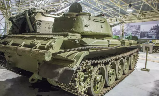 De T-44 soe machtiger wêze moatte dan de T-34, mar de auto berikte de foarkant net. 690_2