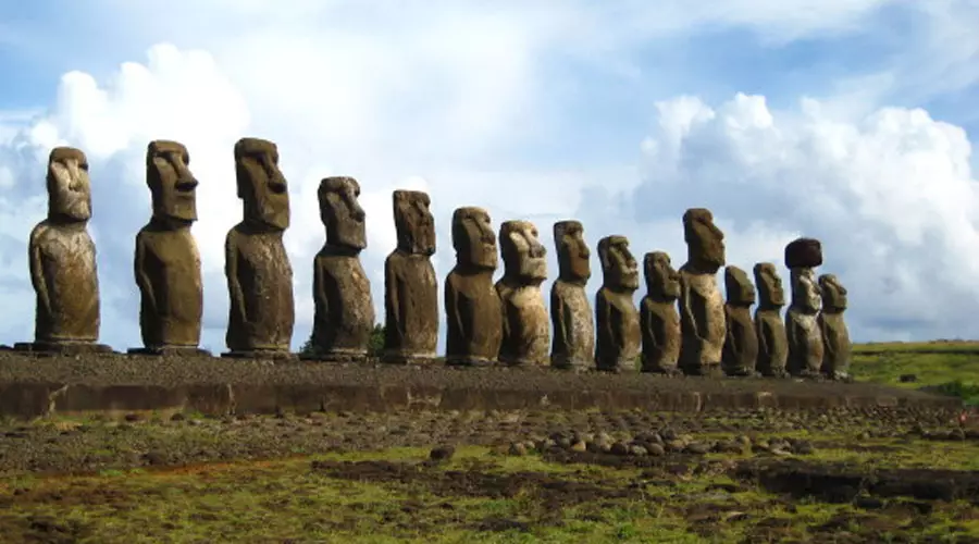 Znanstveniki na velikonočnem otoku še vedno nimajo nedvoumne različice nastanka znamenitih skulptur moai. Kam so domorodci odnesli kamen in kako so večtonske kipe dostavili krajem? Ogled moaija na lastne oči je vsekakor vreden. Res je, da morate pohiteti: pred mesecem dni je avtohtono prebivalstvo otoka, pleme Rapa Nui, postavilo vprašanje prepovedi odprtega vstopa na njihovo ozemlje. Če bo zakon sprejet, bodo morali turisti skozi pravi birokratski pekel občudovati skulpture.