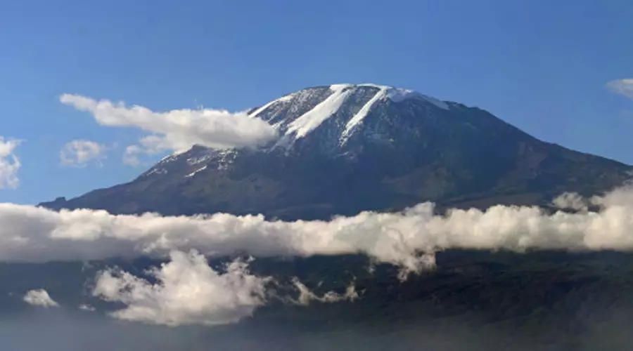 Önümüzdəki onillikdə Kilimanjaro Böyük Dağı qar örtüyünü itirəcək. Cəmi bir əsrdə Kilimanjaro artıq qarın 92% -ni itirib və onun gözəlliyini əldə etmək istəyənlər tələsməlidirlər.