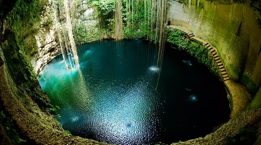 Cenote Ik-Kil צוללנים מנוסים אוהבים לחקור cenotes מקסיקני (ניתן לתרגם את השם כ"מקור "). תארו לעצמכם בולע ענק עם אגם עמוק שמתנפץ בקרקעית! Cenote Ik-Kil ממוקם ליד הבירה העתיקה של המאיה, צ'יצ'ן איצה.