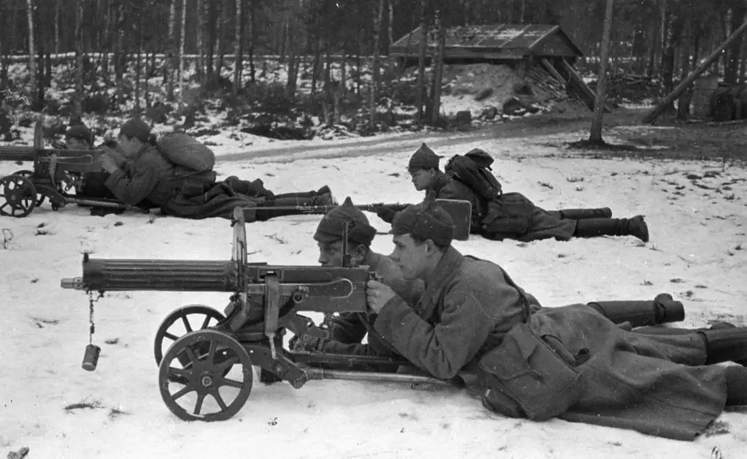 Mitrailleuse Maxim En fait, la mitrailleuse a été développée par l'américain Hiram Maxim, mais c'est la modification russe du colonel Alexander Sokolov qui est entrée dans l'histoire des guerres. Jusqu'à la toute fin de la Grande Guerre patriotique, les "Maxims" ont été produites à Toula et n'ont cédé la place qu'en 1945 à la nouvelle mitrailleuse Goryunov.