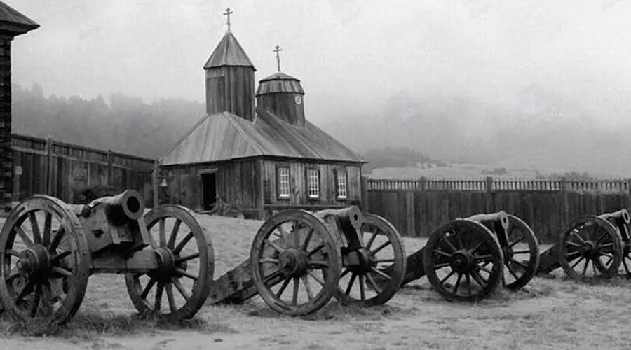 Fort Ross America Russiske kolonister i selskab med et par hundrede aleuter grundlagde Fort Ross i 1812. Blot 80 kilometer fra San Francisco dukkede det forjættede land op: bosætterne formåede at så store haver, og indianerne overholdt hellig kontrakt og berørte derfor slet ikke fæstningen. Det russisk-amerikanske selskab jagtede imidlertid lange penge, mens Fort Ross var en tabsgivende virksomhed. I 1841 blev hele fæstningen taget og solgt til en amerikansk forretningsmand, John Sutter.