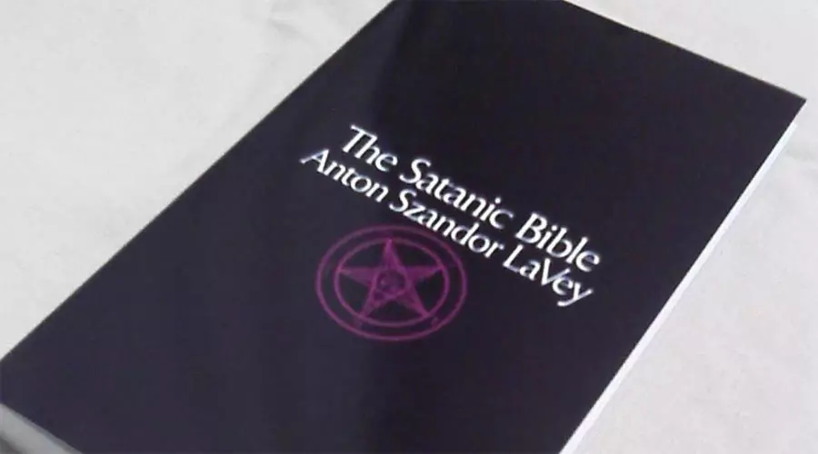 The Satanic Bible Pada tahun 1969, Anton Sandor LaVey menerbitkan risalah falsafah dengan tajuk kontroversial: The Satanic Bible. Ini terlalu banyak walaupun bagi Amerika yang paling liberal - LaVey bahkan harus mempertahankan hak untuk mencetak di mahkamah. Saya mesti katakan, buku itu ternyata menarik. Penulis menyangkal sepenuhnya kehidupan akhirat dan, sesungguhnya, membawa ajarannya sedekat mungkin dengan materialisme, rasionalisme dan hedonisme.