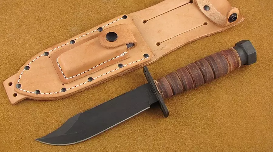 Camillus Jet Pilots' Survival Knife 自 1957 年以來，這把刀一直為美國軍事飛行員服務。注意位於手柄鞍頭上的配重：在極端情況下，它用於對對手關節進行粉碎性打擊。