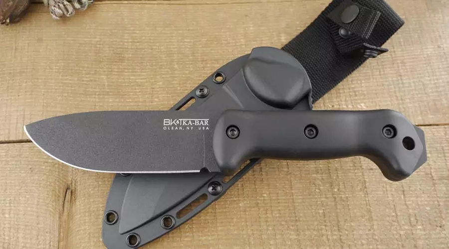 I-Becker Knife & Tool BK2 Campanion cleaver enamandla nethembekile, i-blade (i-blade material - i-high-carbon steel 0170-6C) enokucija okwehlukanisiwe. I-BK2 isetshenziswa ngenjabulo hhayi kuphela emabuthweni akhethekile, kodwa nakwisosha laseMelika elijwayelekile.