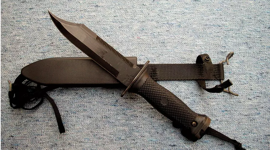 Ontario Mk.3 Mod.0 Navy Seal Knife Ta nož, kot je razvidno iz oznake, je bil ustvarjen posebej za korpus mornarice ZDA. Na zadnjici se nahaja žaga, ki pomaga učinkovito obvladovati izredne razmere.