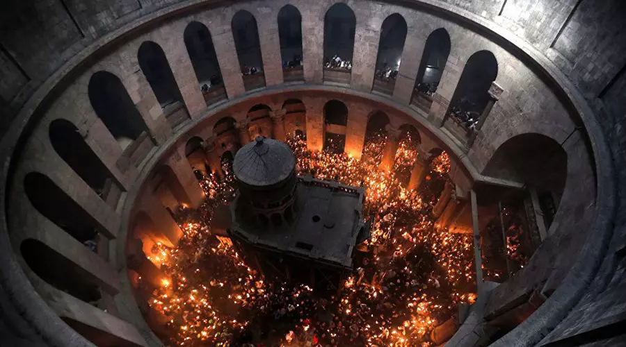 Svjetsko svetište Svetog groba, Svetog groba, do danas je ostalo glavno svetište čitavog kršćanskog svijeta. Prema jevanđelju, Isus Hrist je nakon raspeća našao odmor ovde i uskrsnuo je treći dan. Usput, u srednjem vijeku kršćani su Sveti grob nazivali ne samo ovim mjestom, već i cijelom Palestinom.